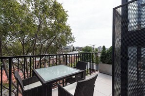 Quarto casal standard, sacada, vista para a cidade | Sacada