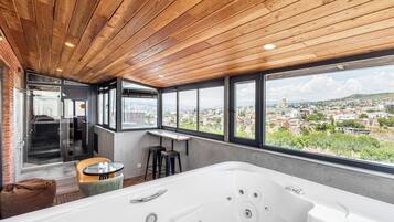 Quarto Deluxe, banheira de hidromassagem grande, vista para o rio | Banheira de hidromassagem privativa