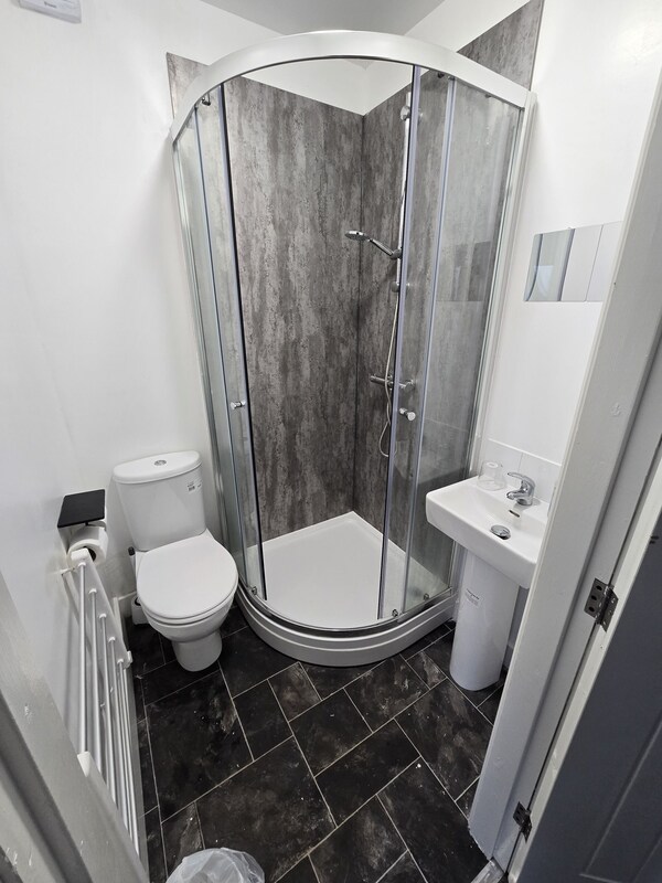 Signature Single Room - Private Bathroom Room 3 - Burnley