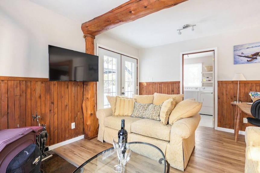 Quaint Country Cottage & Private Hot Tub - Quebec