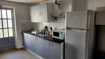 Apartamento | Cozinha privada | Um frigorífico, um micro-ondas, um forno, uma placa de cozinha