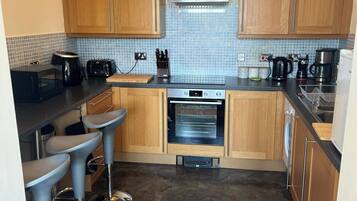 Apartamento | Cozinha privada | Um frigorífico, um micro-ondas, um forno, uma placa de cozinha