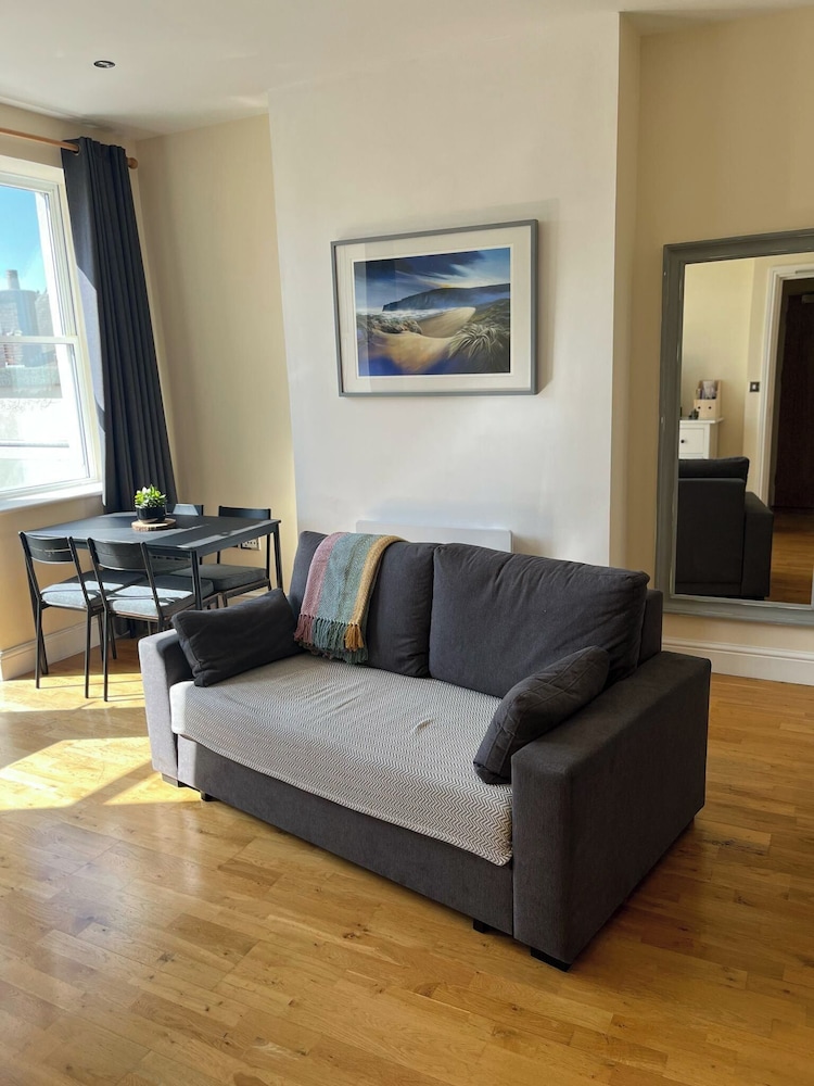 Cardiff Apt - Sleeps 6 - Castle & Stadium Nearby - Firing Line Cardiff Castle Museum of the Welsh Soldier