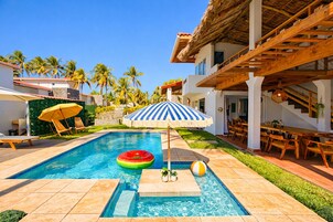 Vila família, 4 quartos, piscina particular, vista parcial para o oceano | 4 quartos, cofres nos quartos, cortinas blackout