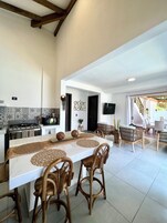 Vila família, 4 quartos, piscina particular, vista parcial para o oceano | 4 quartos, cofres nos quartos, cortinas blackout