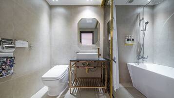 Quarto Duplo Premium | Casa de banho | Um polibã e uma banheira separados, um secador de cabelo