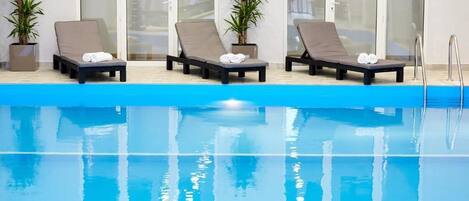 Piscina interna, funciona das 7h às 11h, espreguiçadeiras