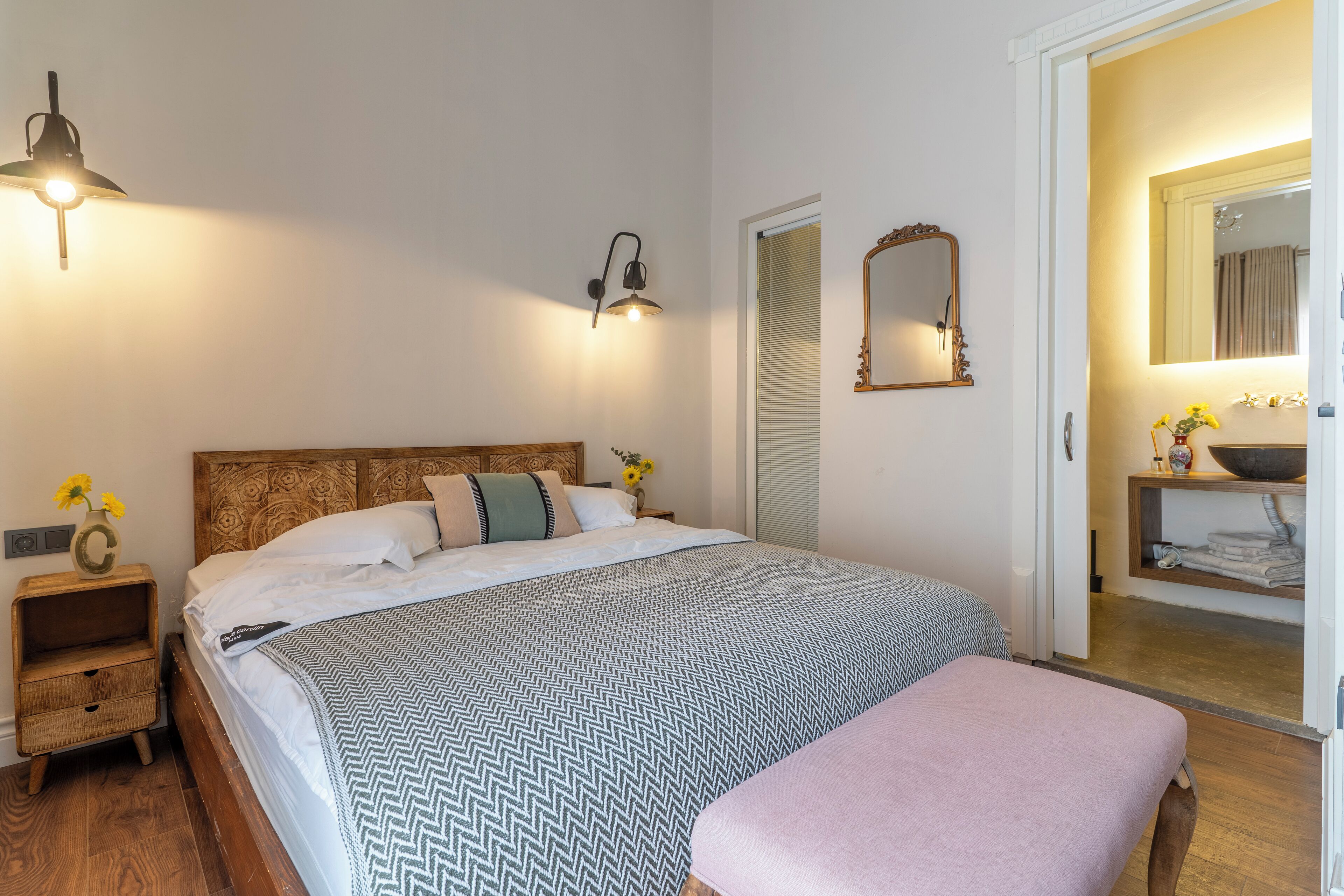 Escrivaninha, quartos à prova de som, ferros/tábuas de passar roupa