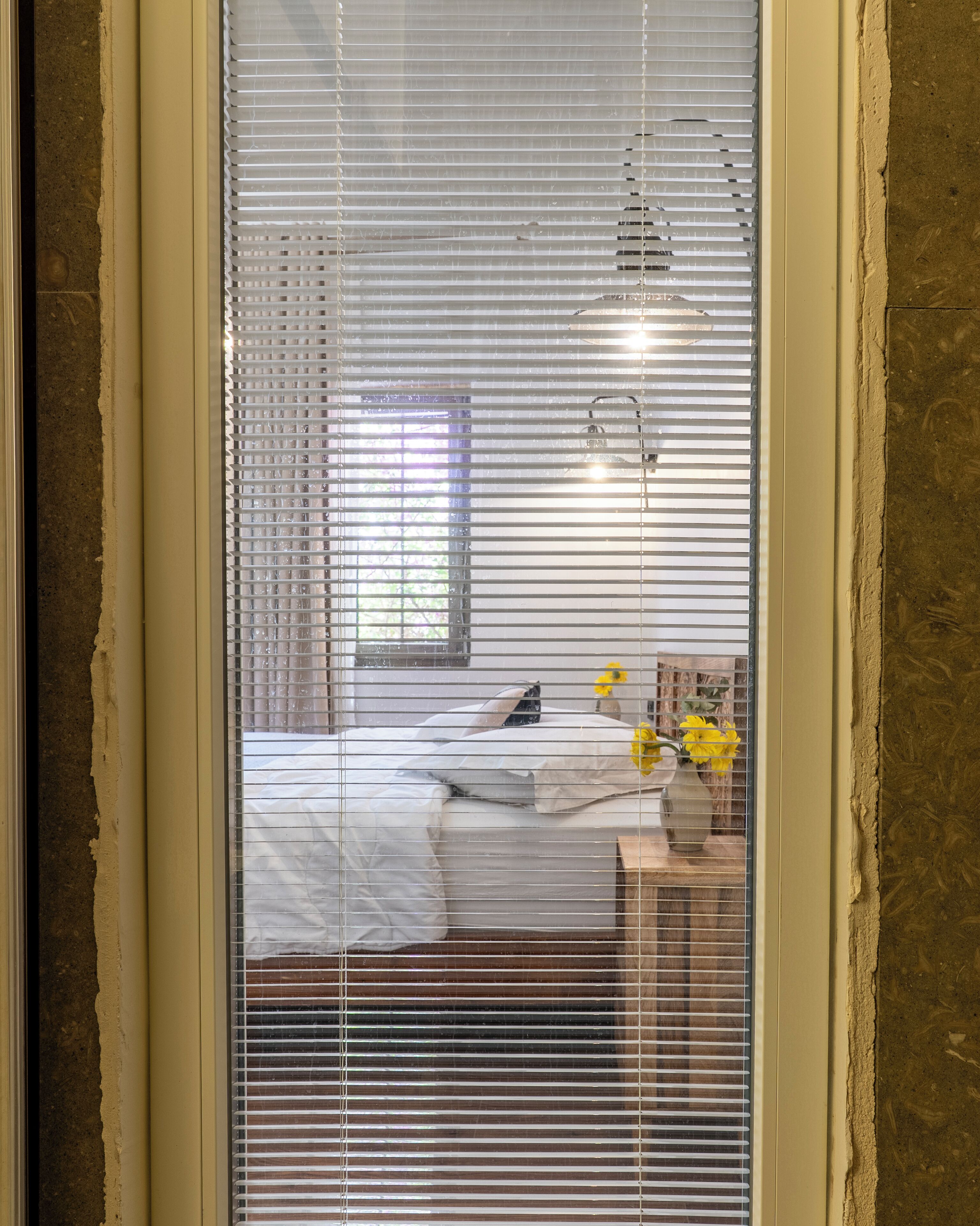 Quarto conforto, vista para o jardim | Banheiro | Chuveiro, secador de cabelo, chinelos, toalhas de banho