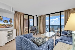 Condo premium, 3 quartos, sacada, vista para o oceano | Sala de estar | Smart TV 55 polegadas com canais digitais