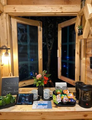 Casa de campo romântica, vista para a colina | Área de estar