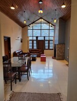 Quarto Duplo Deluxe, varanda, vista para a montanha | Sala de estar