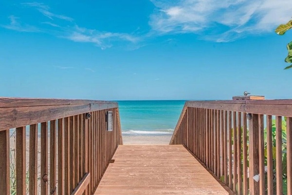 Na praia, espreguiçadeiras, toalhas de praia, bar na praia