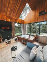 Cabana luxo, aceita animais de estimação, vista para a montanha | Área de estar | TV de tela plana 50 polegadas com canais digitais, TV, Netflix