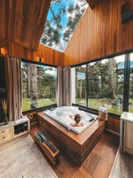 Cabana luxo, aceita animais de estimação, vista para a montanha | Área de estar | TV de tela plana 50 polegadas com canais digitais, TV, Netflix