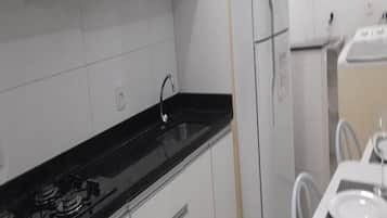 Apartamento Standard | Cozinha privada | Um frigorífico, um micro-ondas, um forno, uma placa de cozinha