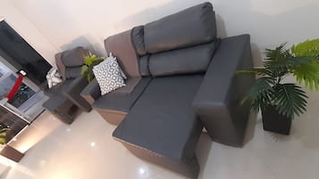 Apartamento Standard | Sala de estar | Smart TV de 32 polegadas com canais digitais