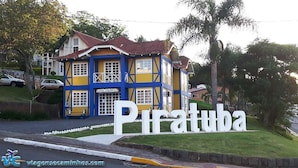 Um edifício em estilo colonial com uma placa indicando 