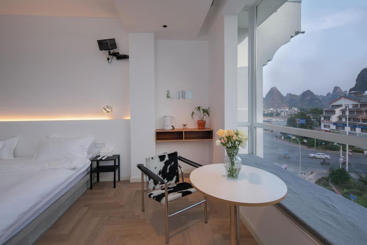 Quarto casal conforto, vista para a cidade | Individualmente decorados, individualmente mobiliados, Wi-Fi de cortesia