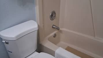 Quarto solteiro standard, 1 cama King, para não fumantes | Banheiro | Sabonete, shampoo, papel higiênico