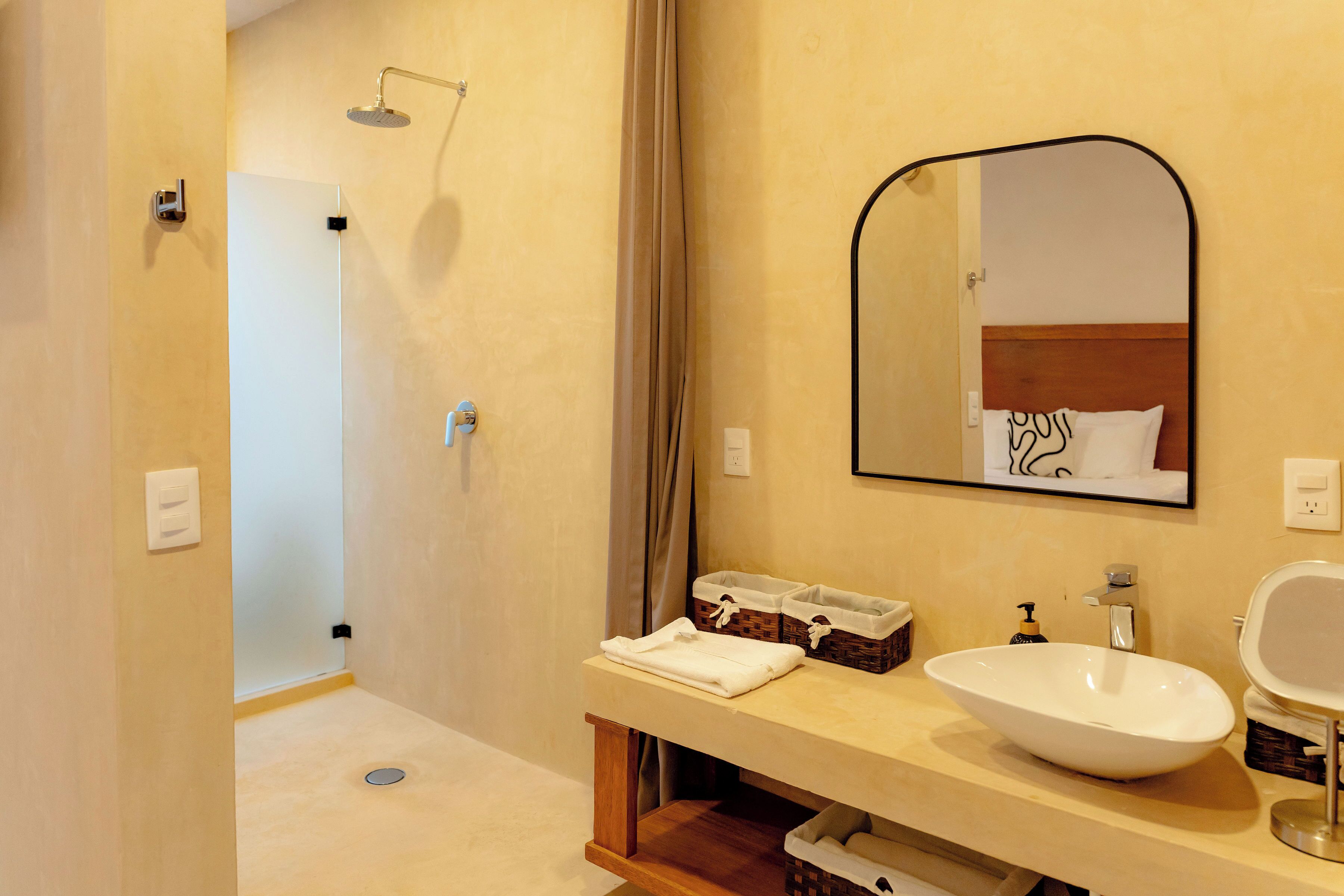 Quarto Comfort, vista para o jardim | Casa de banho | Um polibã, um secador de cabelo, toalhas fornecidas, sabão 