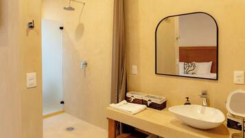 Quarto Comfort, vista para o jardim | Casa de banho | Um polibã, um secador de cabelo, toalhas fornecidas, sabão