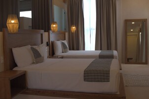 Quarto casal luxo, sacada | Cofres nos quartos, escrivaninha, espaço de trabalho para notebook