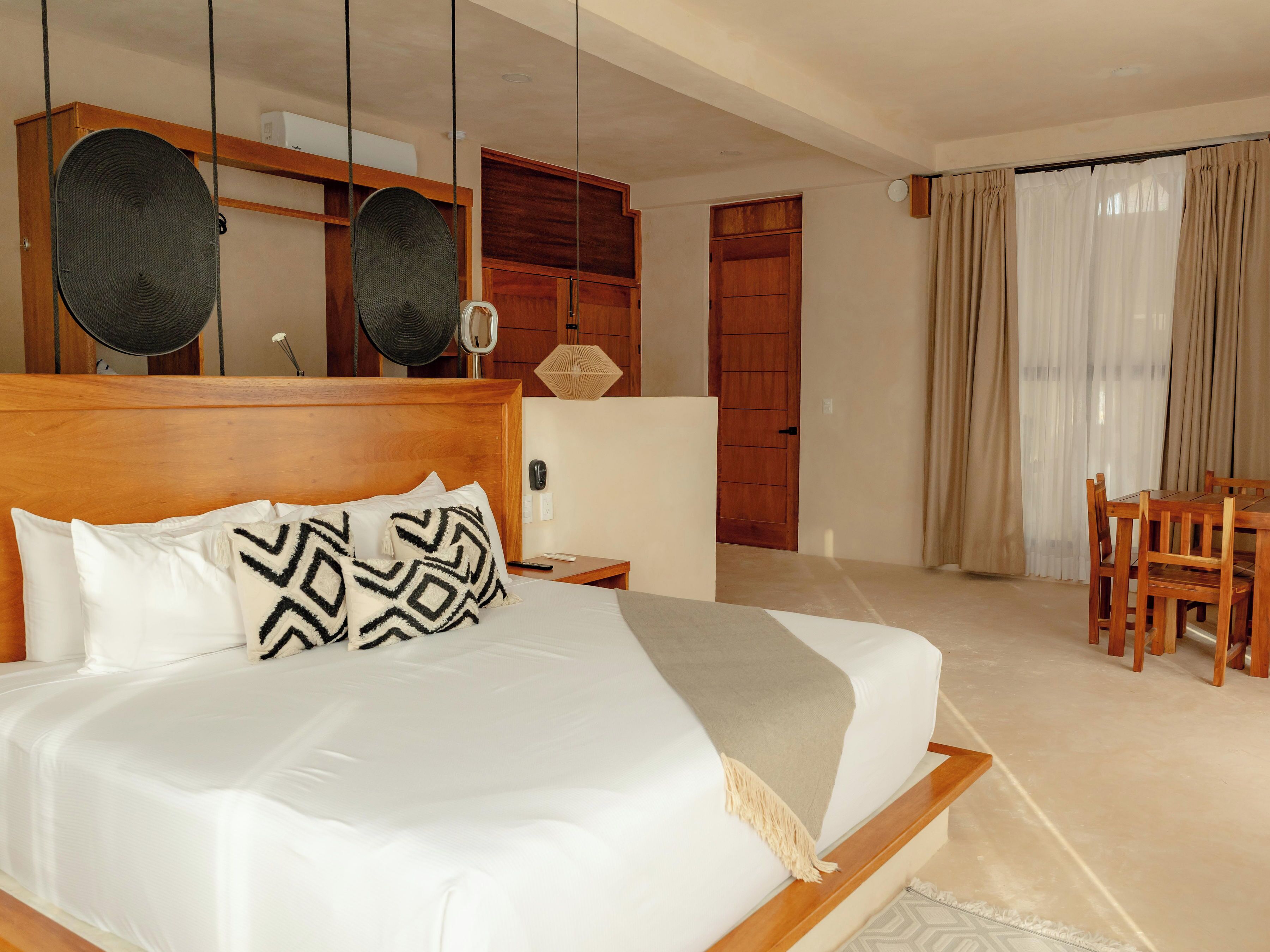 Quarto Júnior, 1 cama king-size, vista para o pátio | Cofre no quarto, secretária 