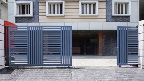 Uma entrada portão para um edifício com piso de azulejos e estilo arquitetônico moderno.