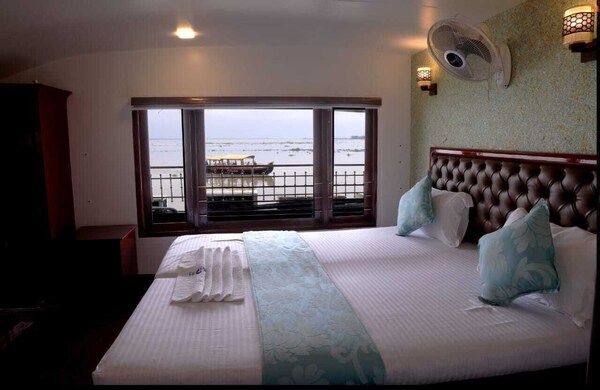 Upper Deck Boathouse - Alappuzha