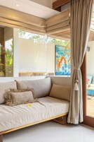 Vila conforto, varanda, vista para a piscina | Área de estar | TV de tela plana 50 polegadas com canais digitais, Netflix