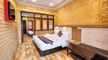 Quarto família, várias camas, vista para o lago | Escrivaninha, espaço de trabalho para notebook, Wi-Fi de cortesia