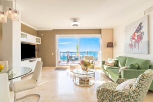 Penthouse Lua de Mel, vários quartos, 2 casas de banho (Calahonda Palmeras Best Views) | Sala de estar | Televisor de ecrã plano de 21 polegadas com canais por cabo 
