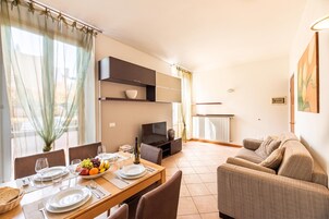 Apartamento família, 1 quarto, micro-ondas (Varenna Lake View 1) | Área de estar | TV de tela plana