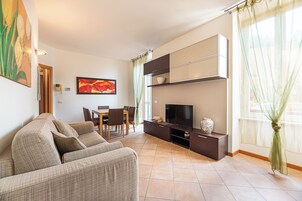 Apartamento família, 1 quarto, micro-ondas (Varenna Lake View 1) | Área de estar | TV de tela plana