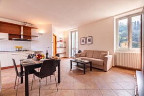 Apartamento família, 1 quarto, sacada (Varenna Lake View 2) | Área de estar | TV de tela plana 21 polegadas com canais via satélite