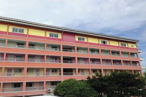 Um edifício de vários andares com varandas, possivelmente um hotel ou prédio de apartamentos.