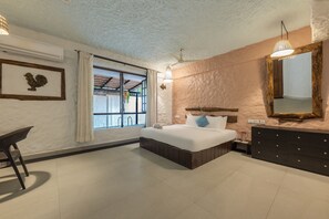 Villa Superior, 3 quartos, piscina privativa | Secretária, cortinas/cortinados opacos, ferro/tábua de engomar 