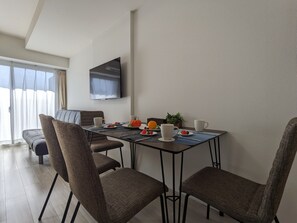 Quarto quádruplo exclusivo, varanda coberta, vista para a cidade | Opções para refeição no quarto