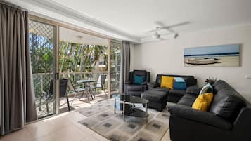 Apartamento, 2 quartos, sacada, vista para o jardim | Sala de estar | Smart TV 45 polegadas com canais a cabo