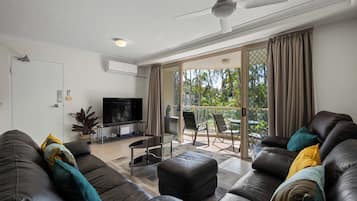 Apartamento, 2 quartos, sacada, vista para o jardim | Sala de estar | Smart TV 45 polegadas com canais a cabo