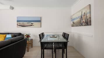 Apartamento, 2 quartos, varanda, vista para o jardim | Sala de jantar