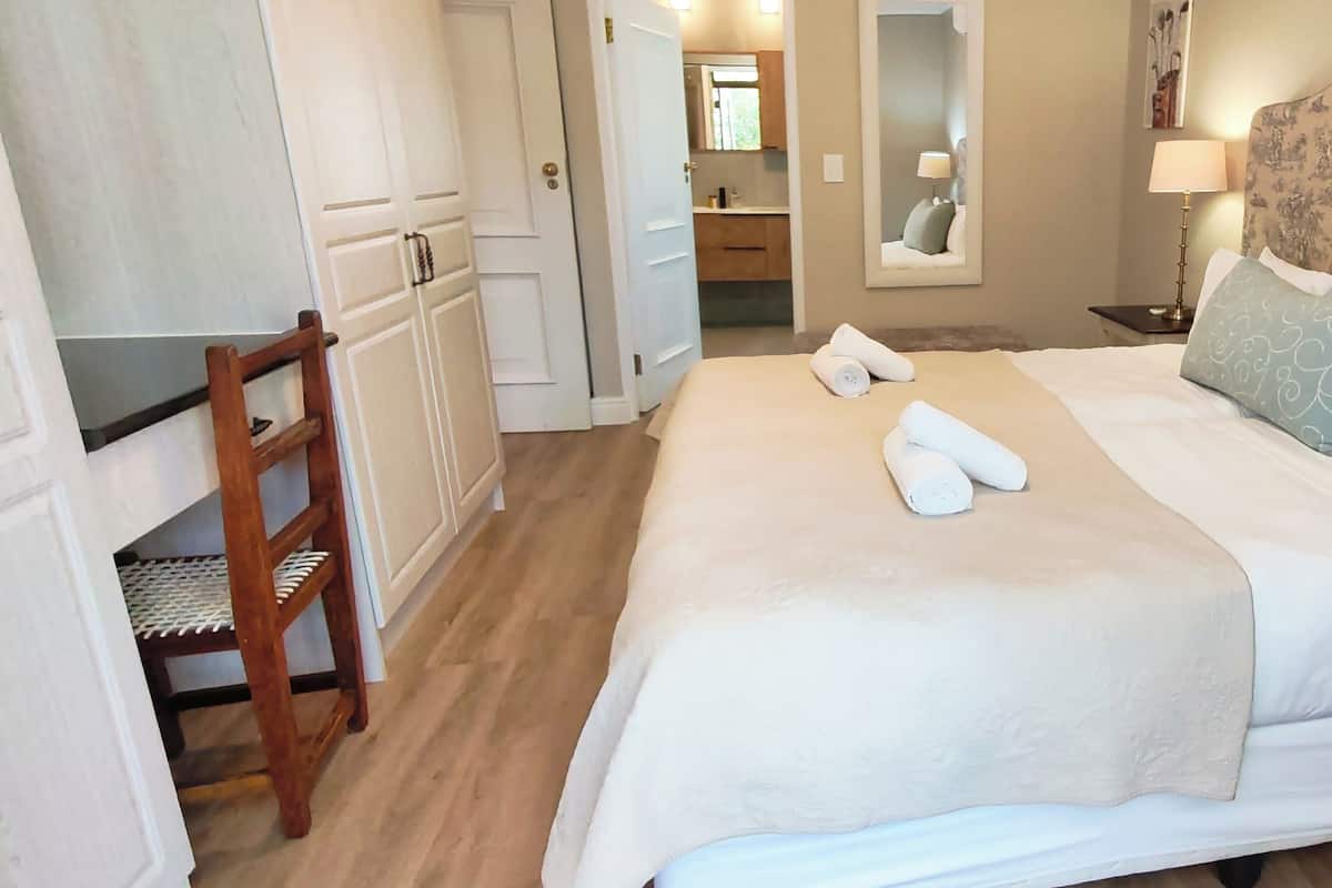 Casa Empresarial | Cofre no quarto, com decoração personalizada