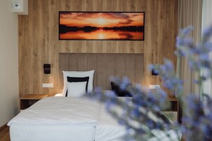 Quarto casal básico | Escrivaninha, Wi-Fi de cortesia