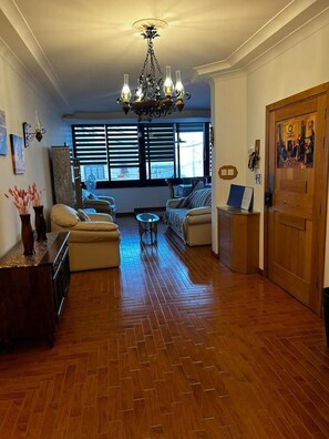 Apartamento, 3 quartos, vista para o oceano | Sala de estar