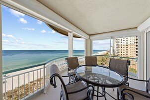 Apartamento Signature em Condomínio Fechado, 2 quartos, varanda, vista para a praia | Vista da varanda