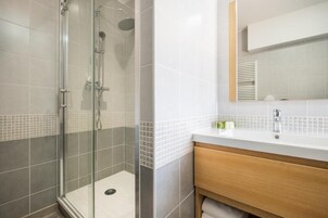 Quarto Duplo Standard | Casa de banho | Um secador de cabelo, toalhas fornecidas, sabão, champô 