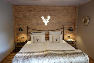 Suíte galeria, cozinha, vista para a montanha | Quartos à prova de som, Wi-Fi de cortesia, roupa de cama