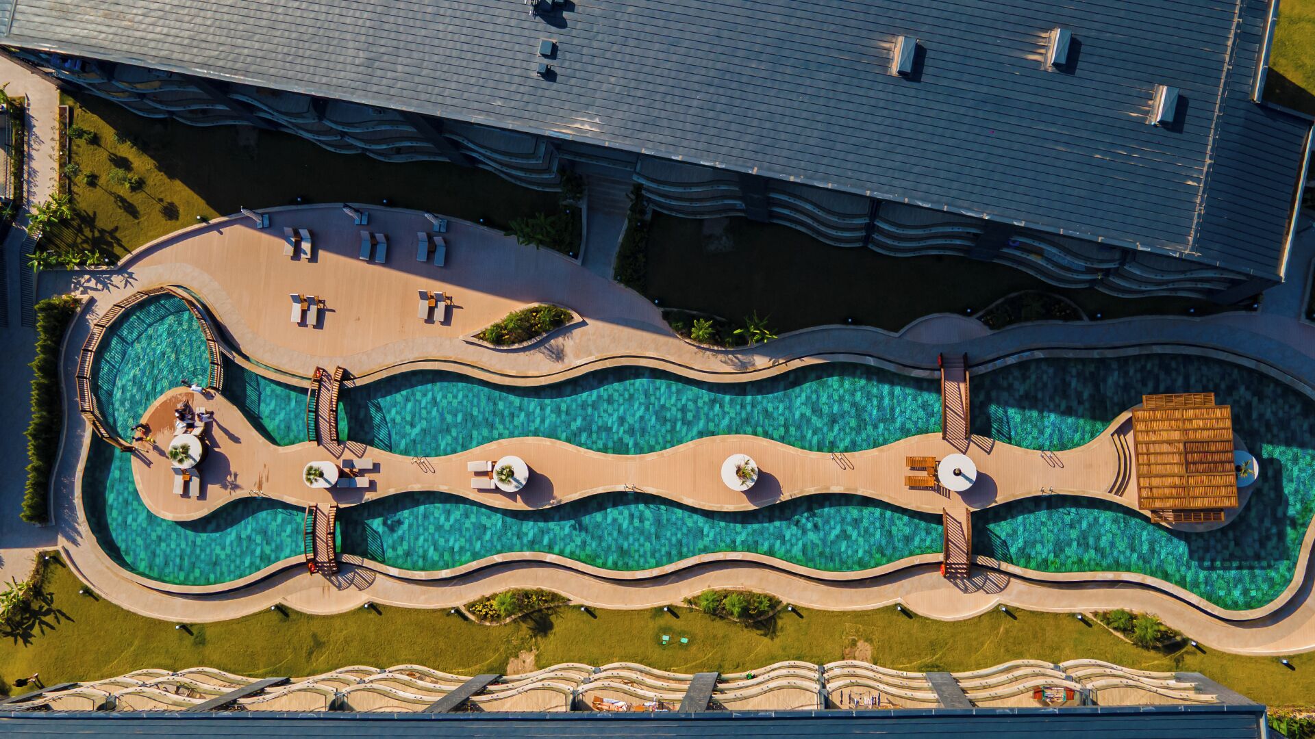 Piscina externa sazonal, funciona das 8h às 20h, guarda-sóis