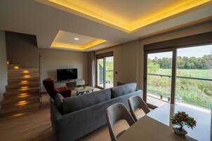 Apartamento de Luxo, varanda, vista para o jardim | Sala de estar | Smart TV de 186 cm com canais via satélite 